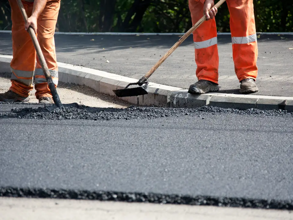 Asfalto : el material que pavimenta nuestras vías - Padua Materiales
